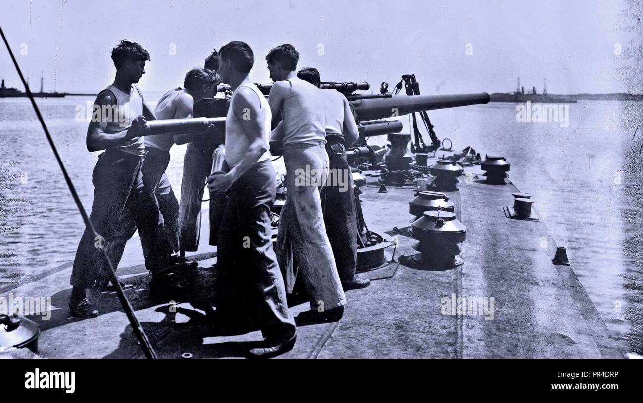 Sailors man the forward gun on USS Smith (DD-17), circa 1917 ...