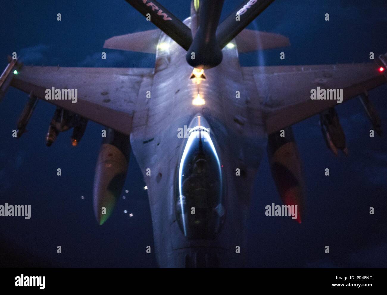 A U.S. Air Force F-16 Fighting Falcon receives in-flight fuel from a KC ...