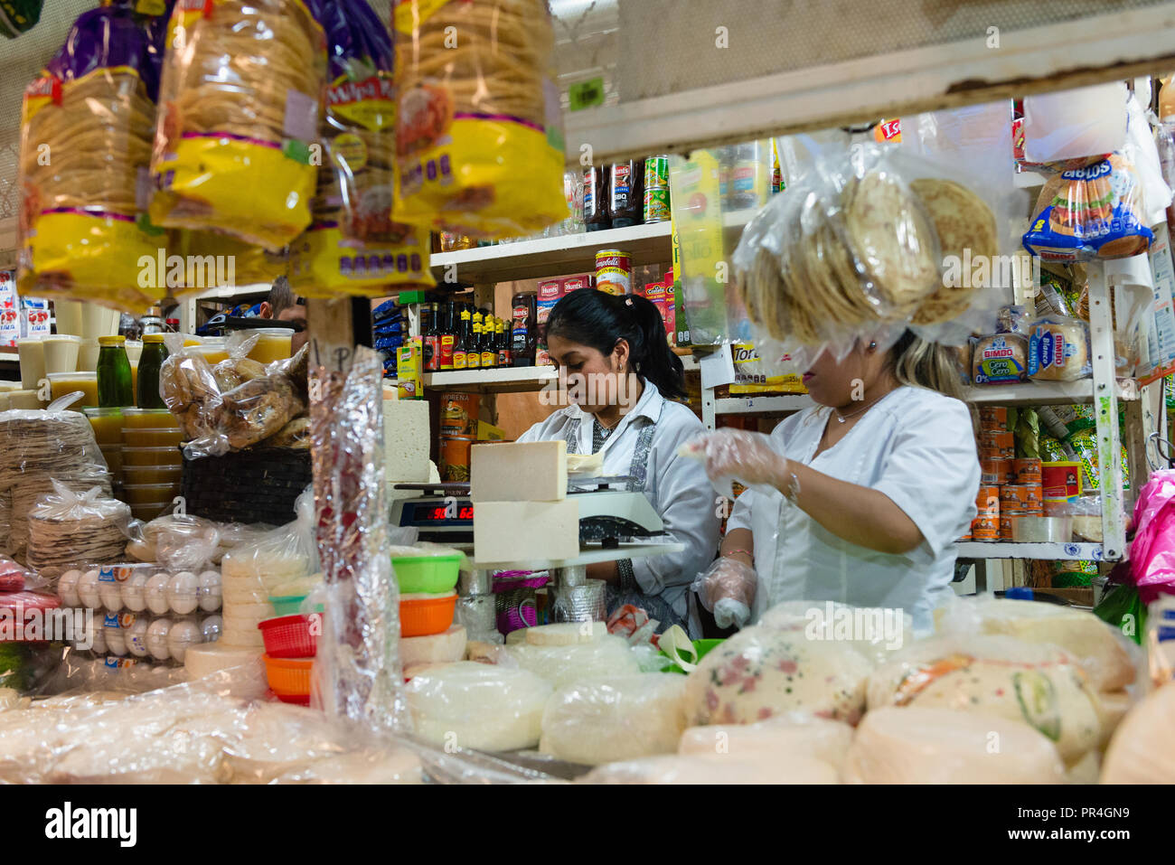 Shop assistant at a market stall hi-res stock photography and images ...