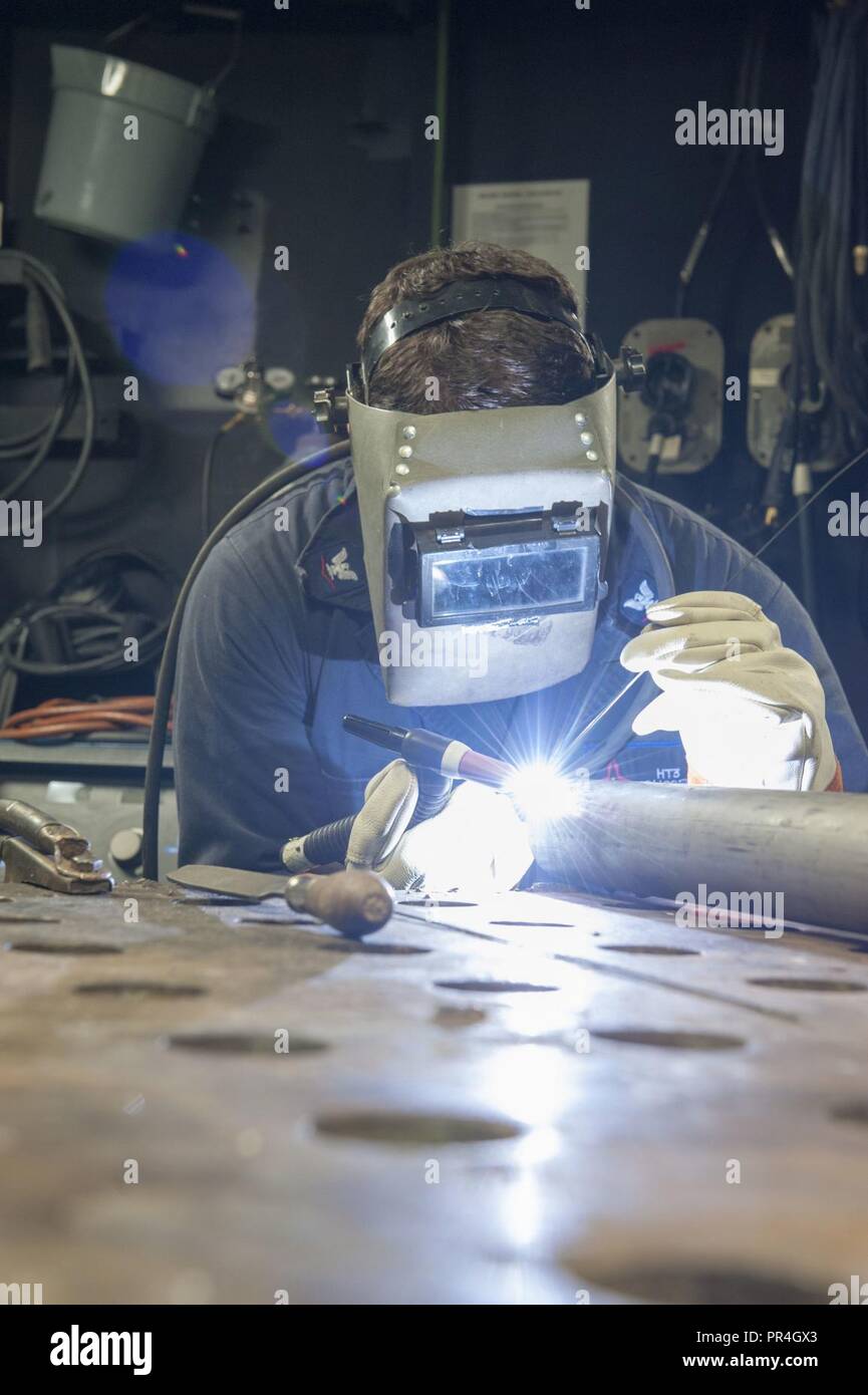 NORFOLK, Va. (Sept. 6, 2018) Hull Maintenance Technician 3rd Class ...