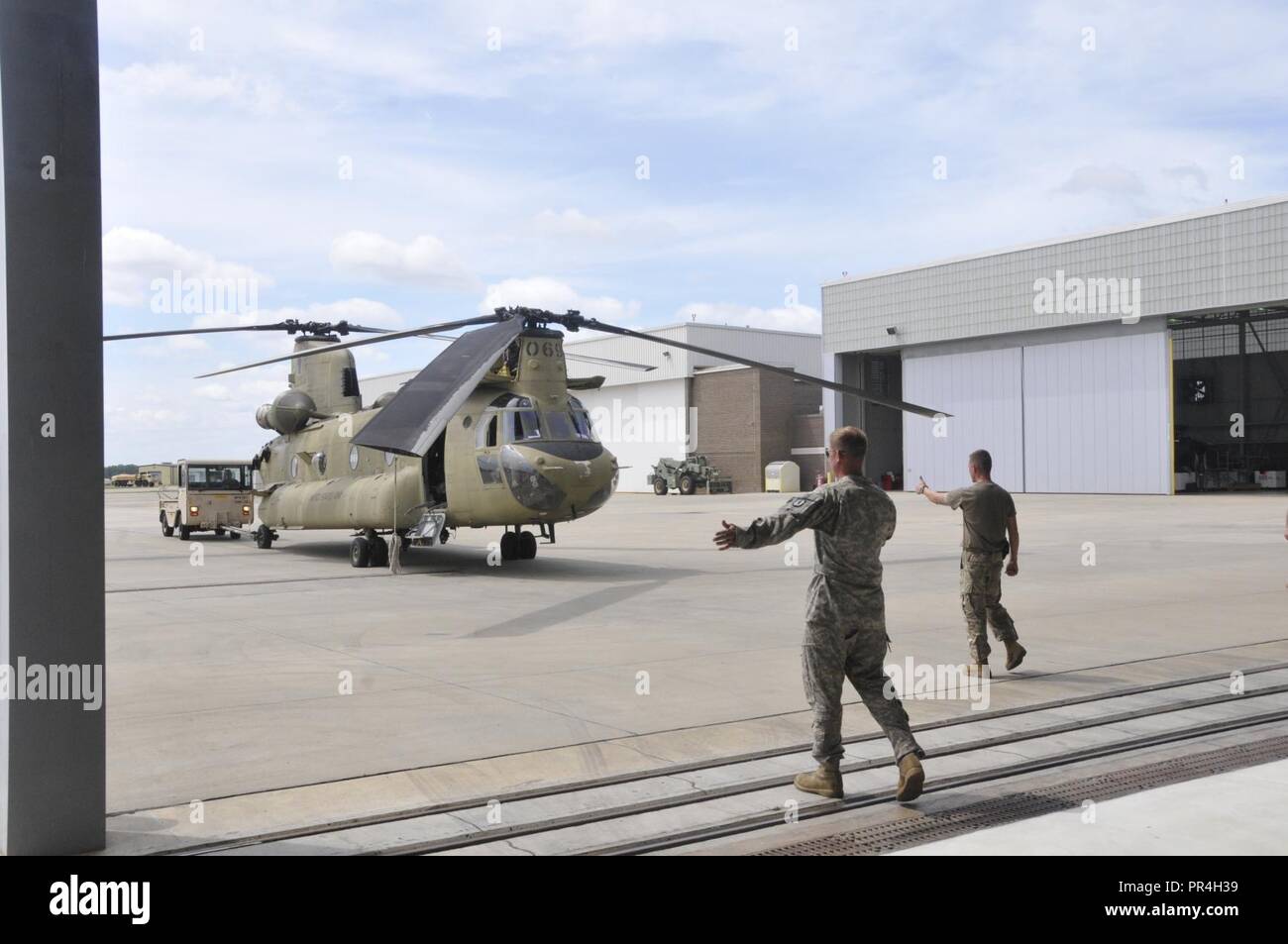 U.S. Soldiers with the Pennsylvania National Guard guide a CH-47 ...