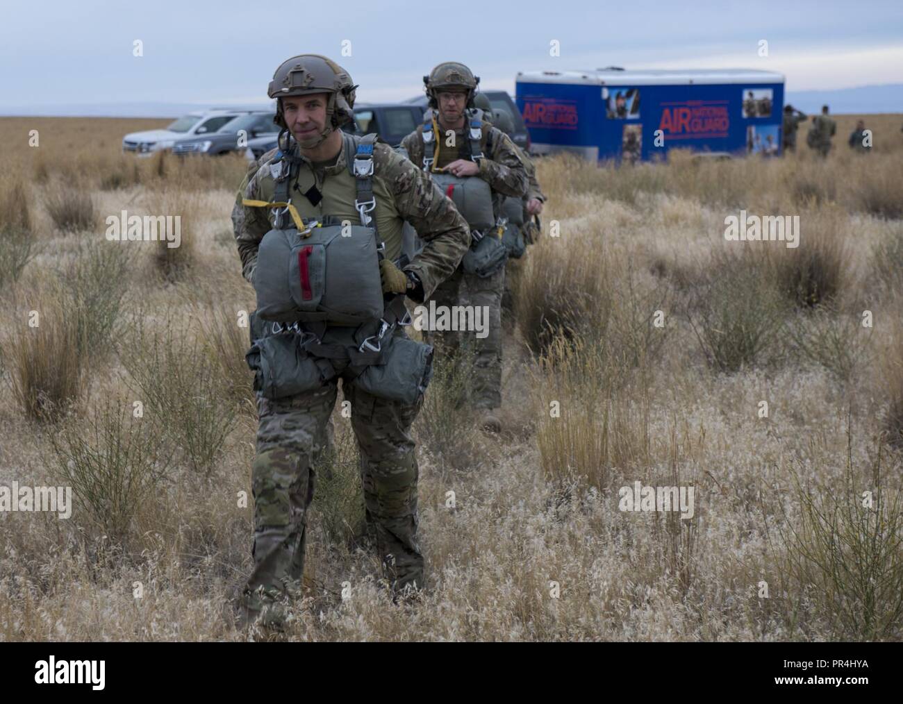 Parachute riggers hi-res stock photography and images - Alamy