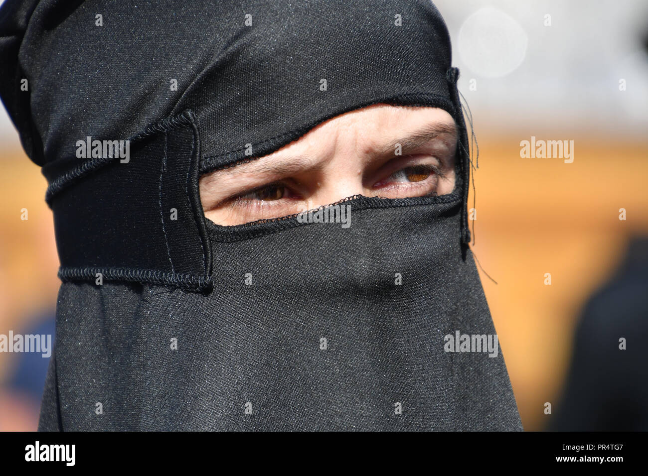 White women wearing burka hi-res stock photography and images - Alamy
