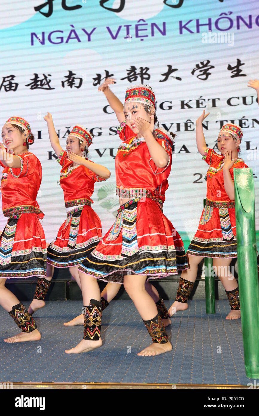 (180929) -- HANOI, Sept. 29, 2018 (Xinhua) -- Vietnamese college ...