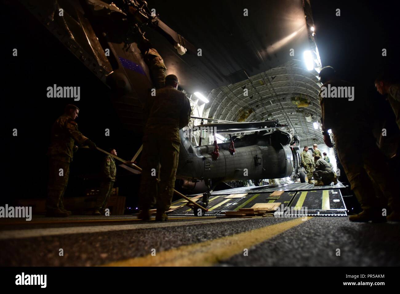 U.S. Army Soldiers from the Alaska National Guard’s 1-207th Aviation ...