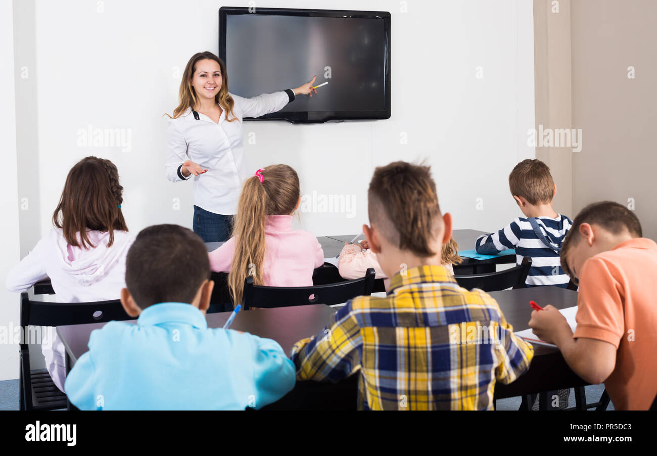 Little children with teacher in the classroom Stock Photo - Alamy