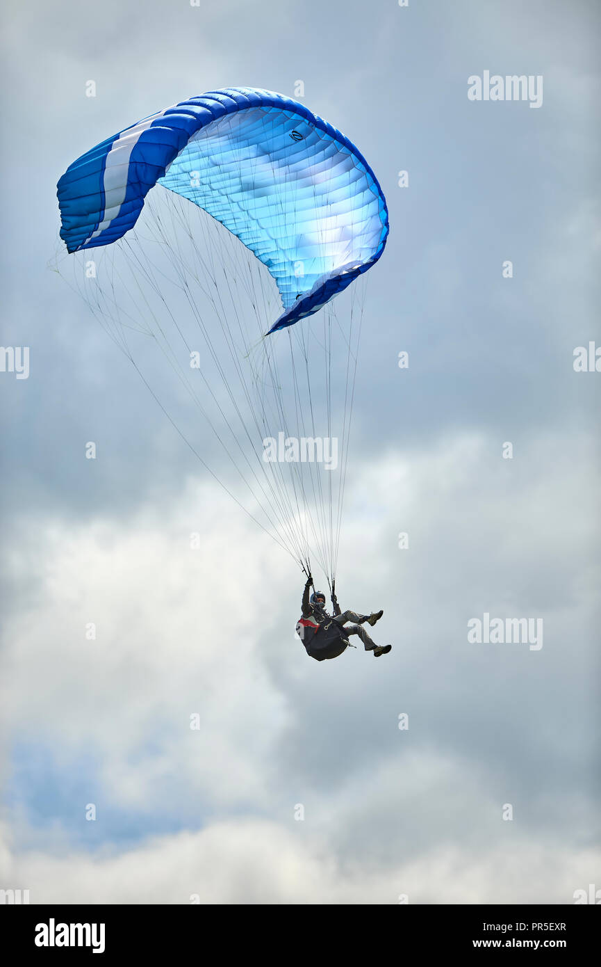 Paraglider flying above the west-facing escarpment slope on Dunstable ...