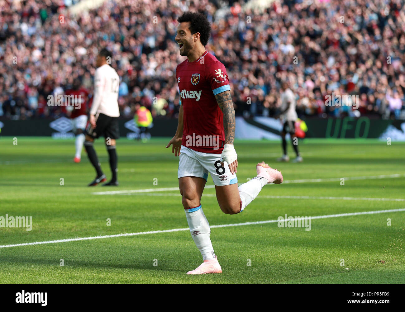 Manchester uniteds anderson celebrates scoring hi-res stock photography ...