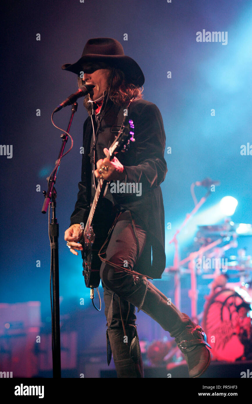 Joe perry of aerosmith hi-res stock photography and images - Alamy