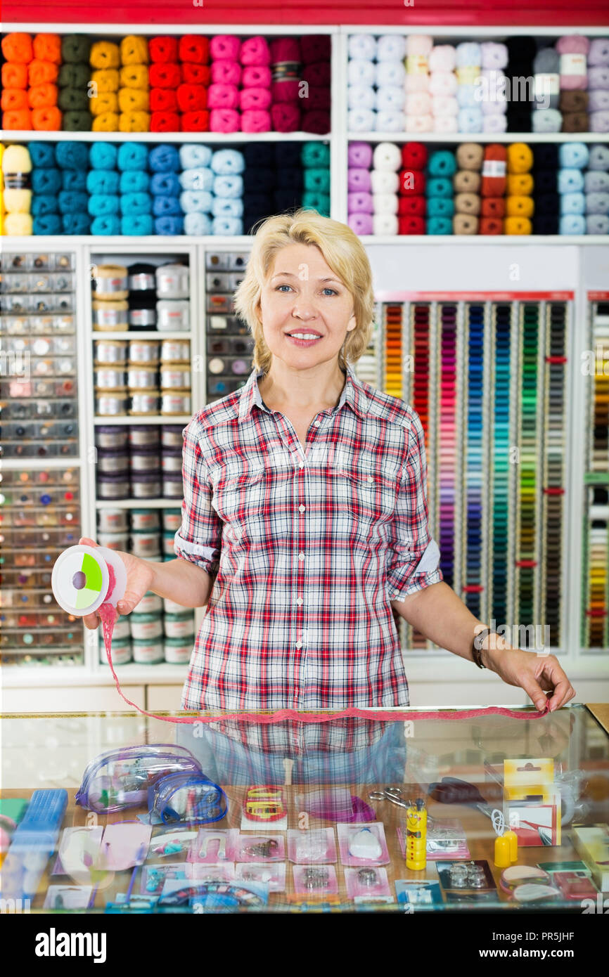 American shopkeeper hi-res stock photography and images - Alamy