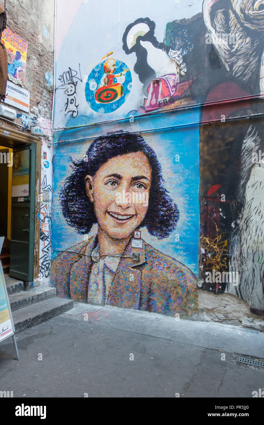 Berlin graffiti Anna Frank Stock Photo - Alamy