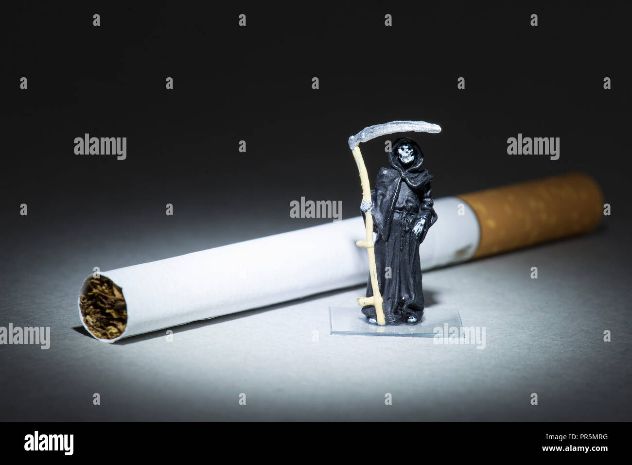 Low key smoking hi-res stock photography and images - Alamy