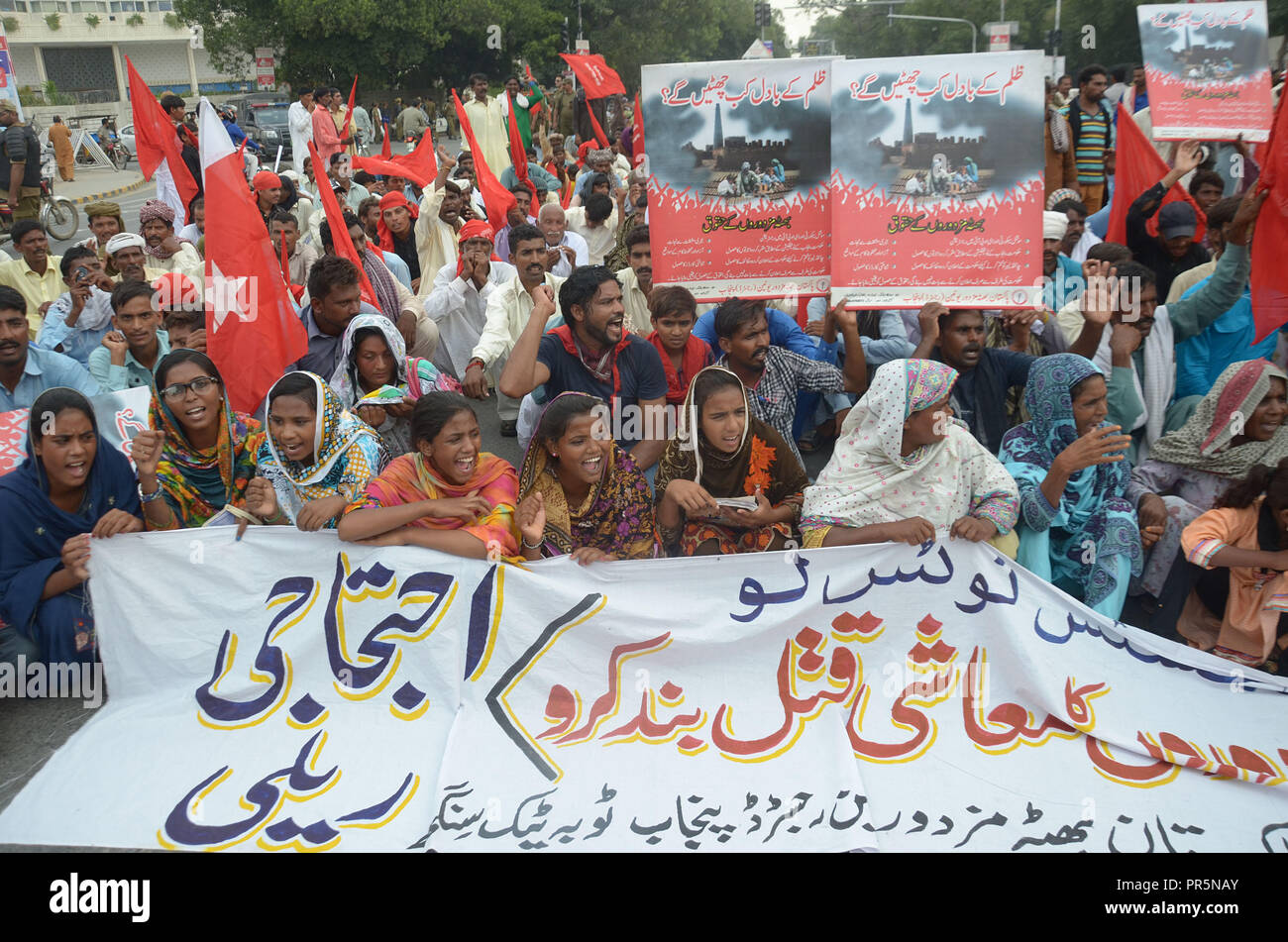 Lahore, Pakistan. 28th Sep, 2018. Workers of Pakistan Bhatta Mazdoor ...