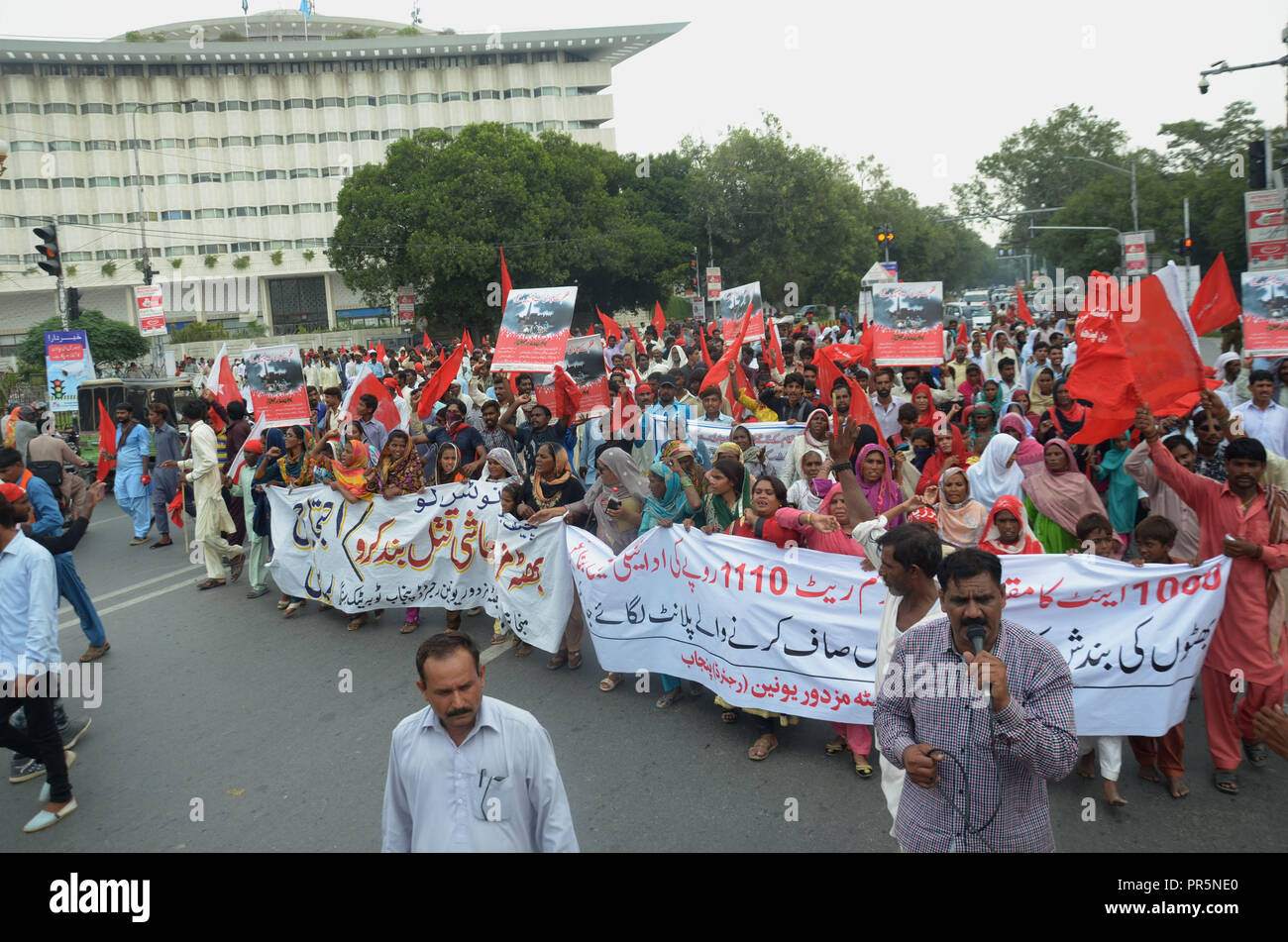 Lahore, Pakistan. 28th Sep, 2018. Workers of Pakistan Bhatta Mazdoor ...