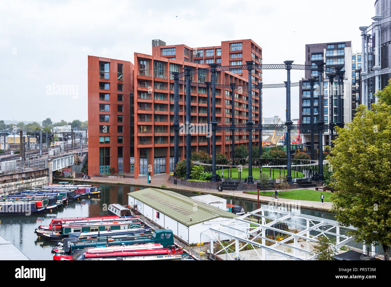 Gasholder gasometers london hi-res stock photography and images - Alamy