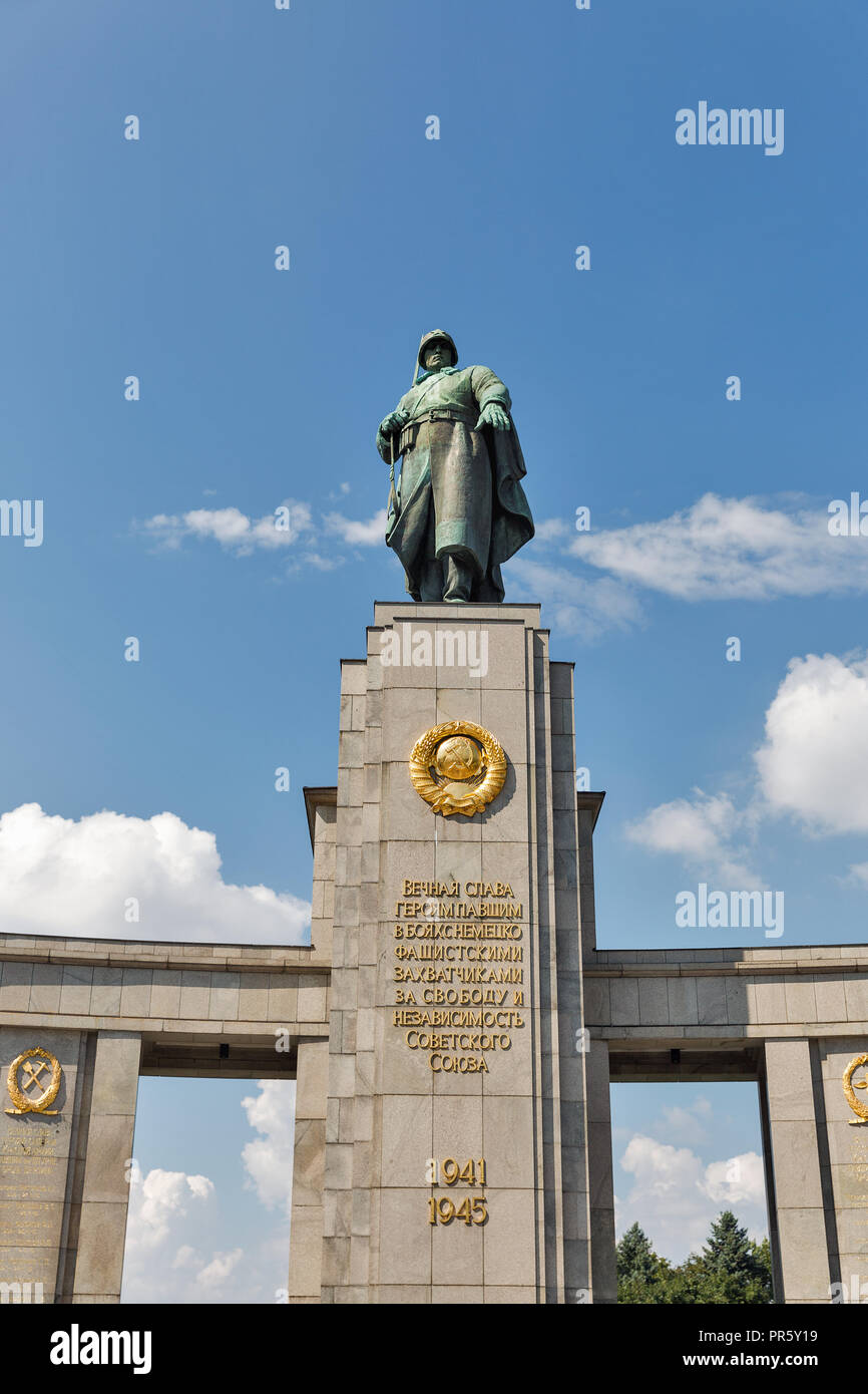 Statue of Soviet Soldier at Second World War Memorial built in 1945 ...