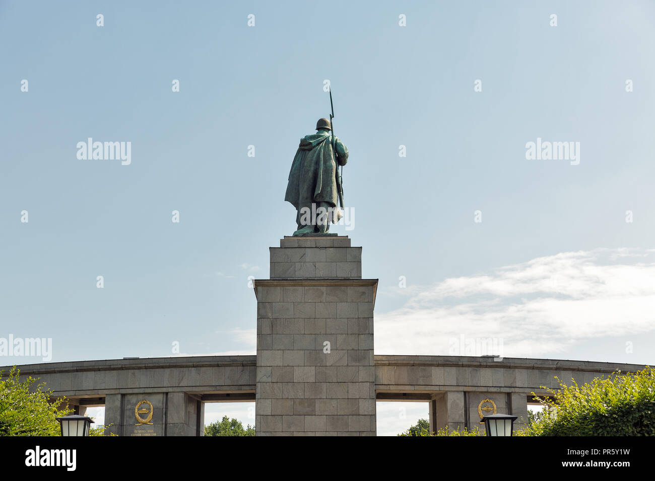 Statue of Soviet Soldier at Second World War Memorial built in 1945 ...