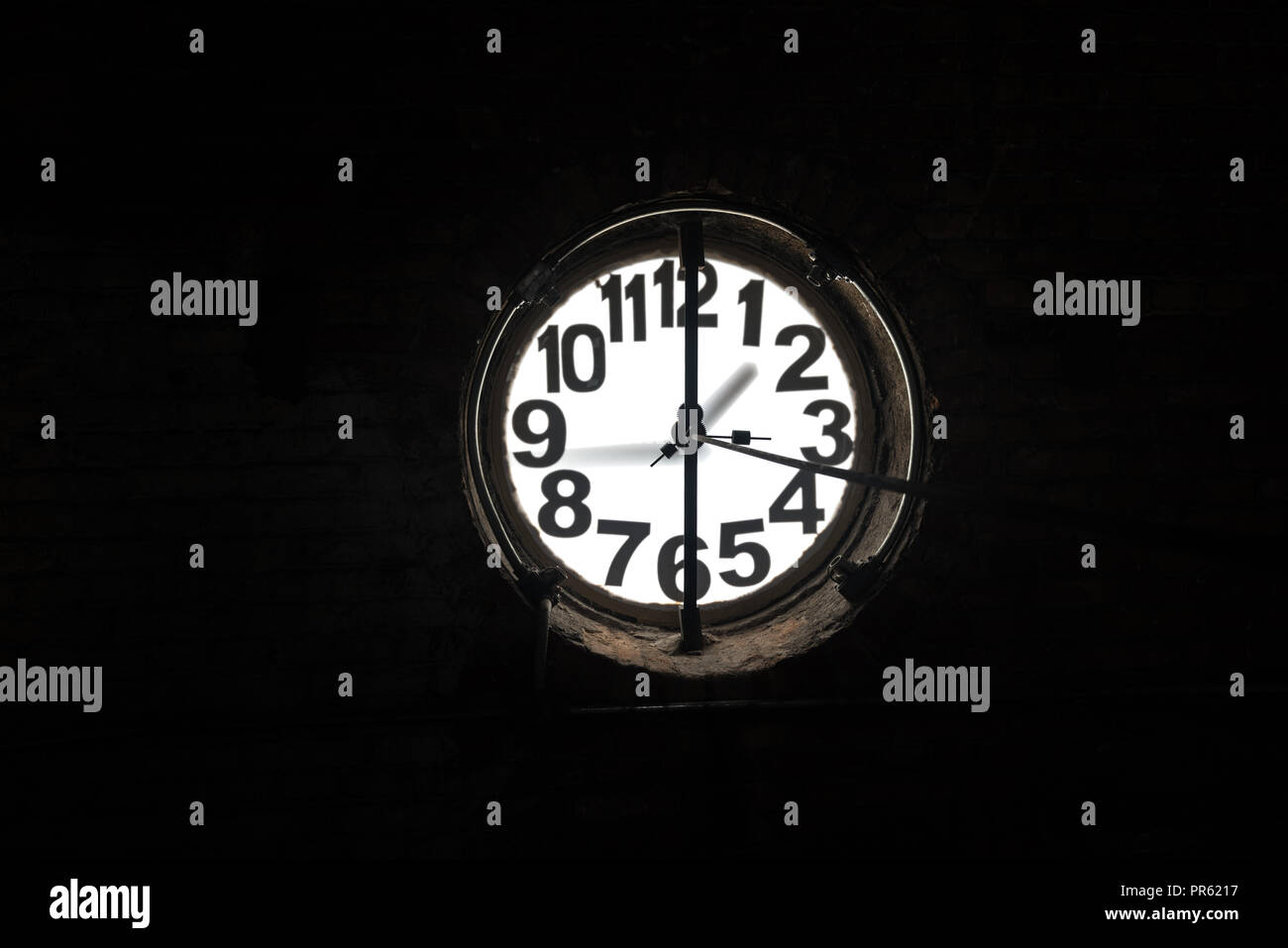 Big clock silhouette hi-res stock photography and images - Alamy