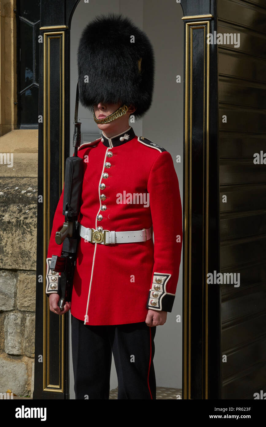 royal guard. Queens guard. Household Guard. Sentry duty. grenedier ...