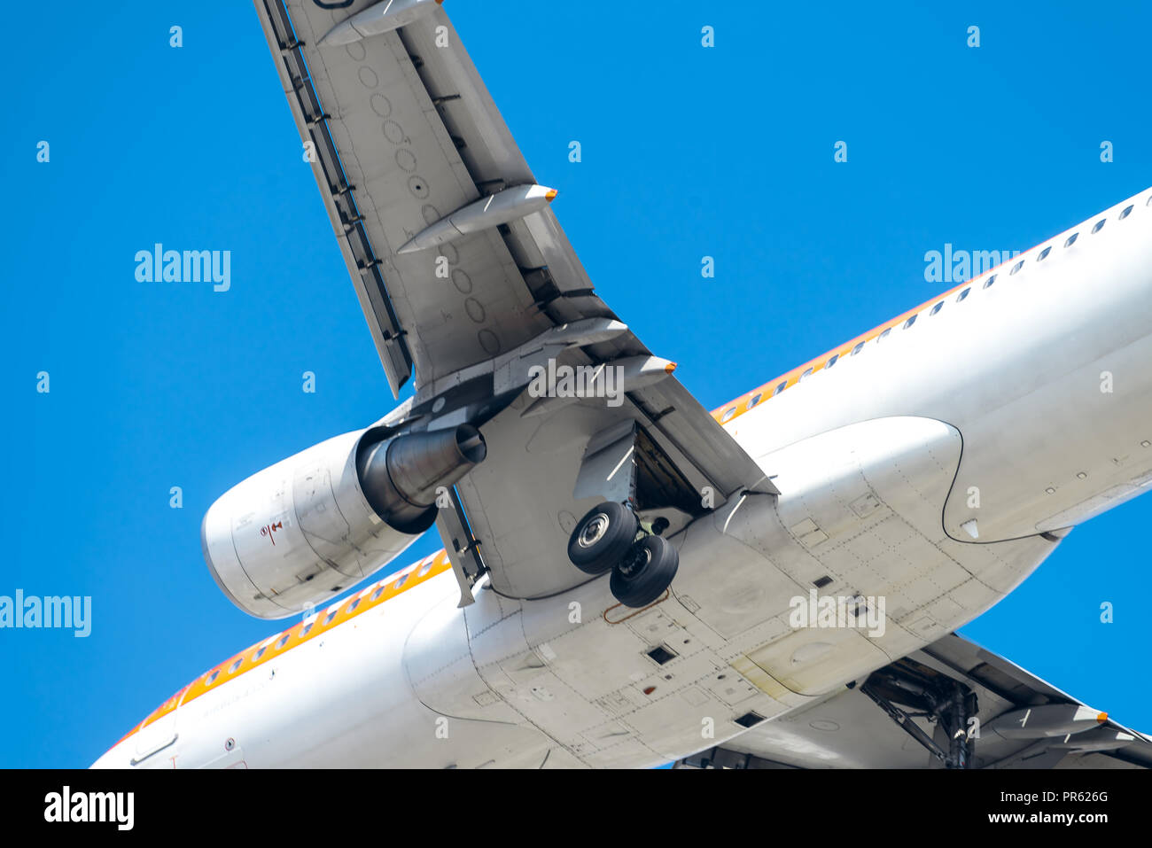 Jet aircraft approaching landing front hi-res stock photography and ...