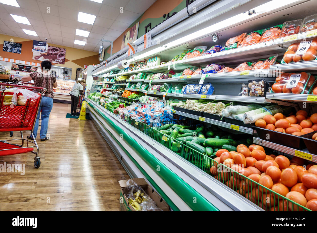 Us grocery store interior vegetables hi-res stock photography and ...