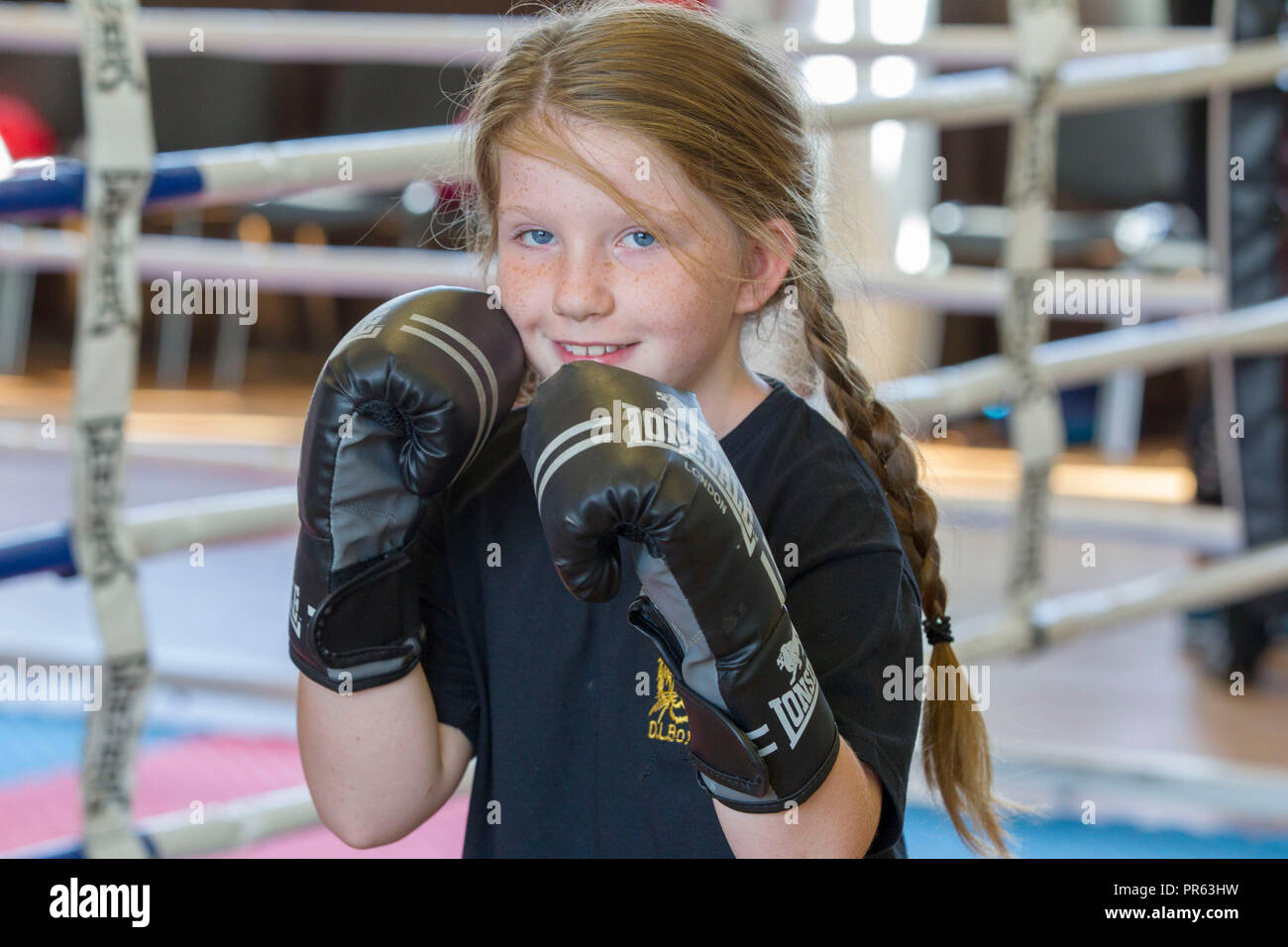 Women boxing hi-res stock photography and images - Alamy