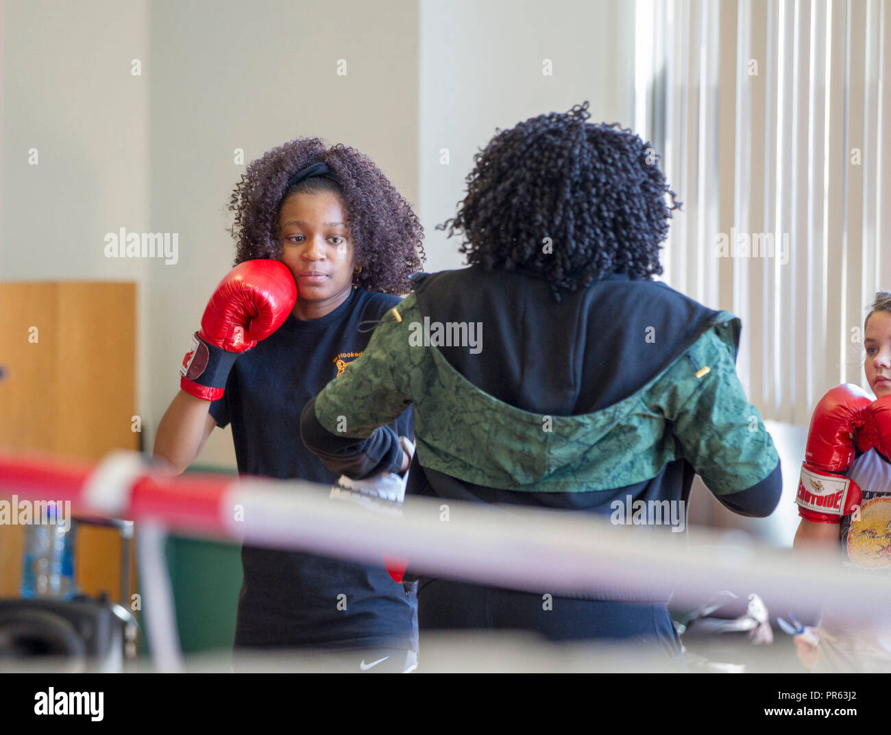 Women boxing hi-res stock photography and images - Alamy