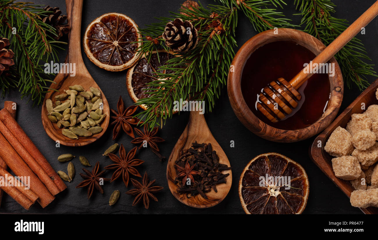 Mulled wine ingredients cinnamon hi-res stock photography and images ...
