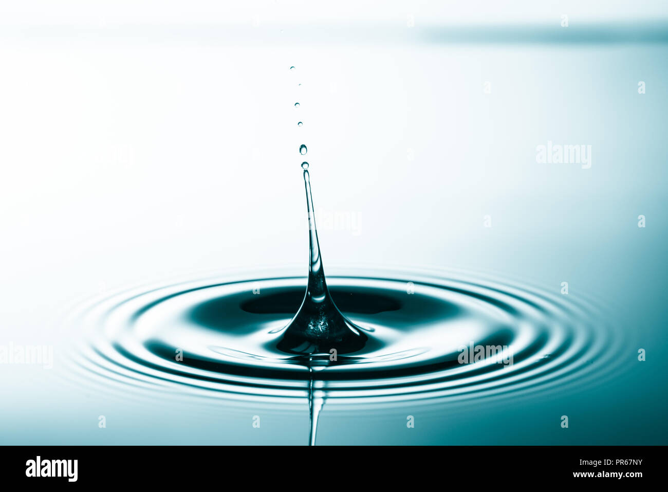 Splash of the falling drops of water Stock Photo - Alamy
