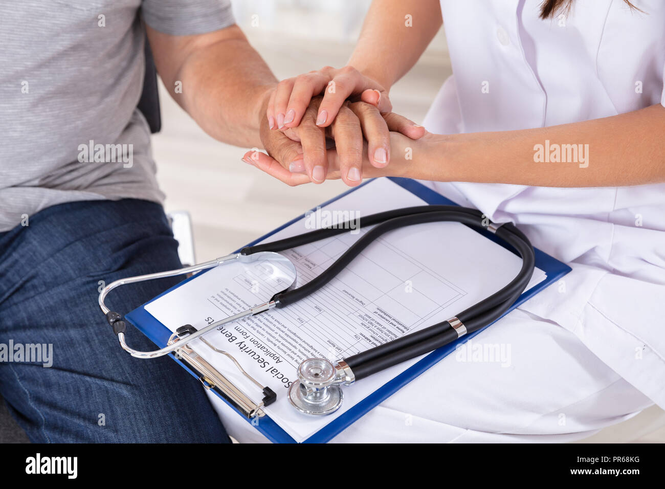 Nurse sitting patient holding hand hi-res stock photography and images ...