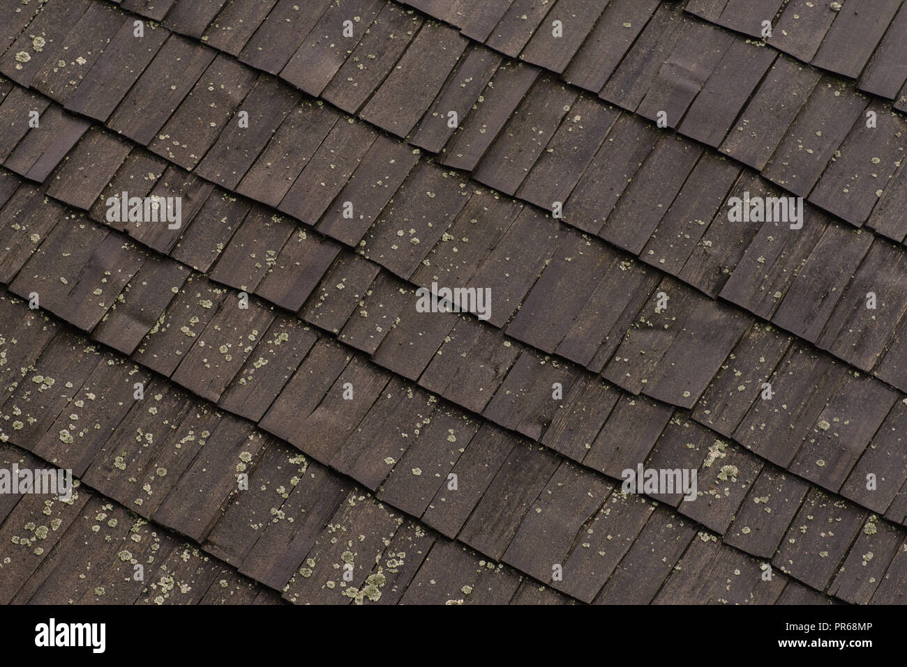 Old worn shingle roof pattern hi-res stock photography and images - Alamy