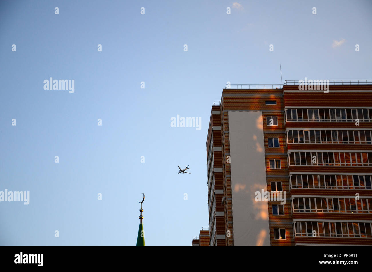 Fly between buildings hi-res stock photography and images - Alamy