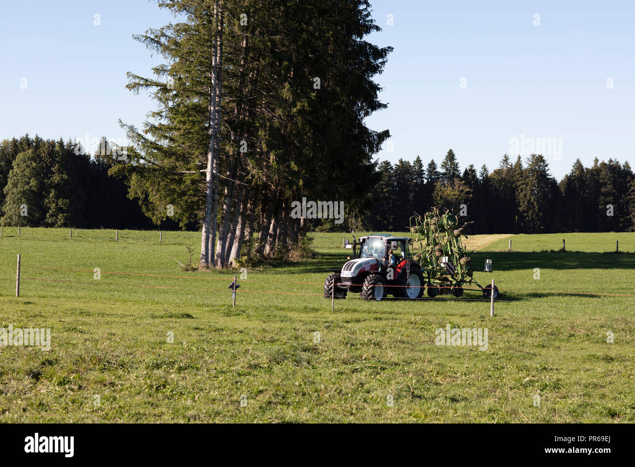 Traktor heu hi-res stock photography and images - Alamy