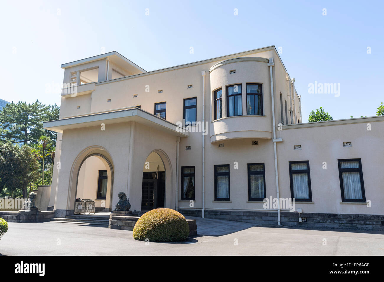 Metropolitan Museum Of Art Exterior High Resolution Stock Photography ...
