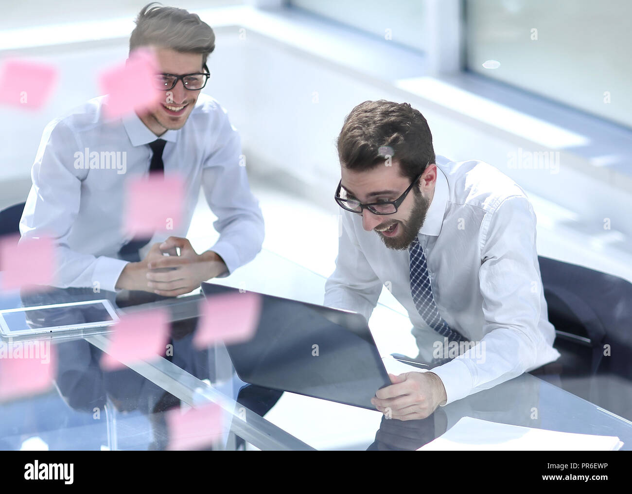 Smiling employee reading note hi-res stock photography and images - Alamy