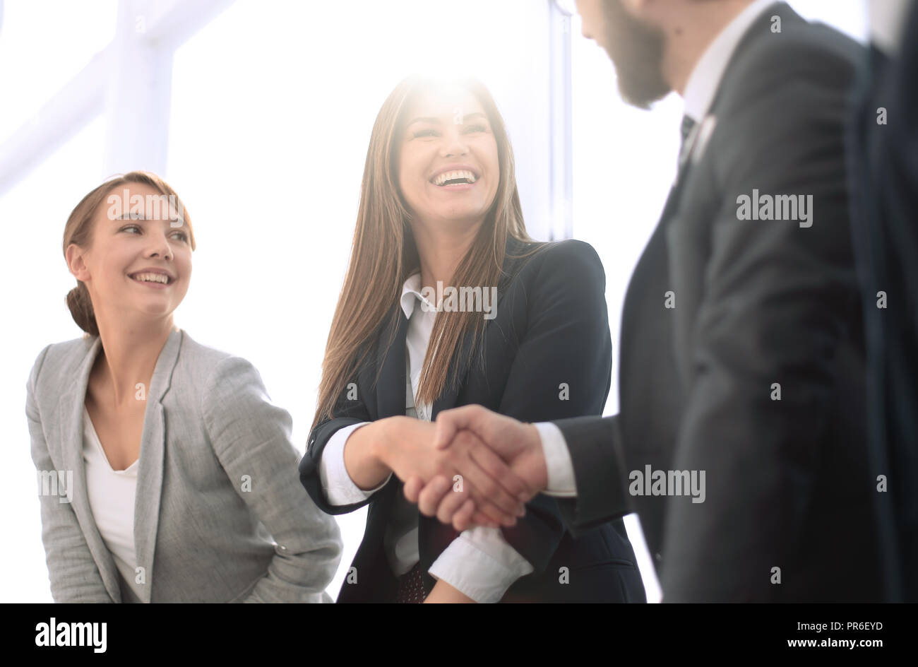 side view.handshake business people Stock Photo - Alamy