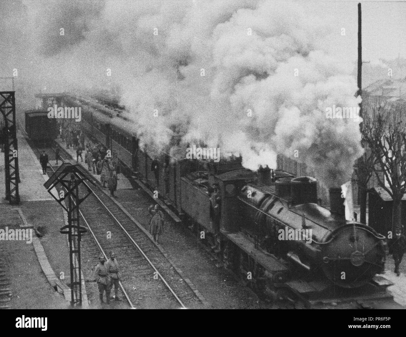 Signing of the armistice 1918 hi-res stock photography and images - Alamy
