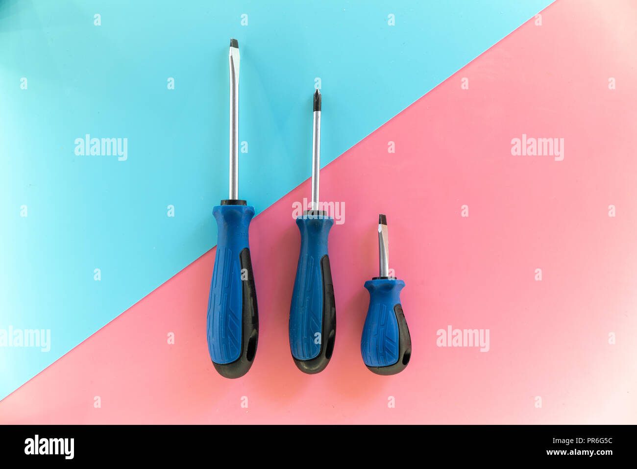 Screwdriver set, flat lay. Set of screwdrivers. Blue red background top ...