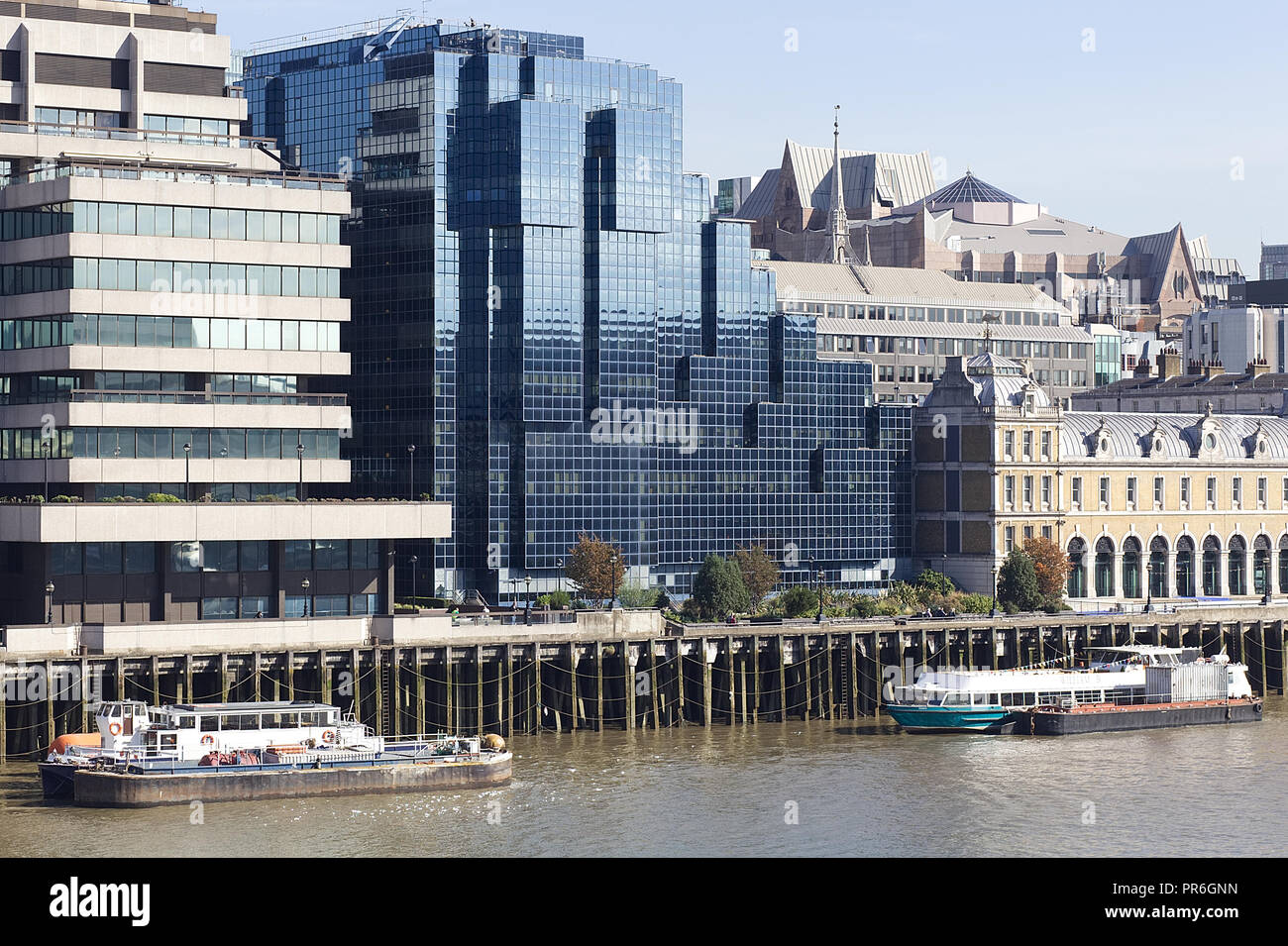 Buildings along the thames hi-res stock photography and images - Alamy