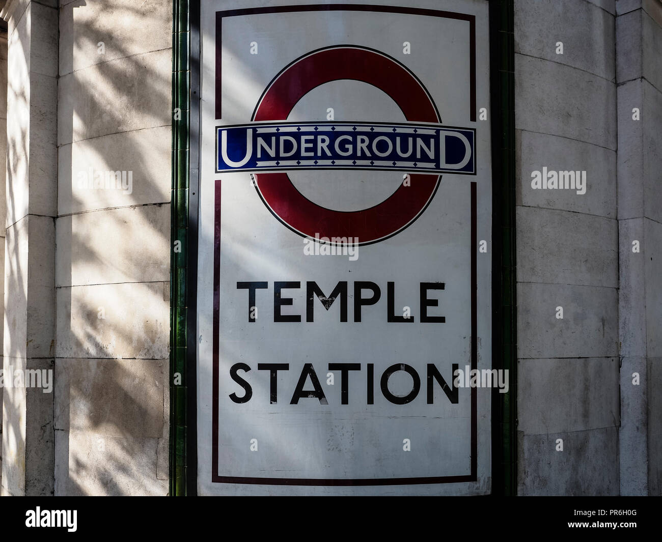 Temple station underground sign hi-res stock photography and images - Alamy