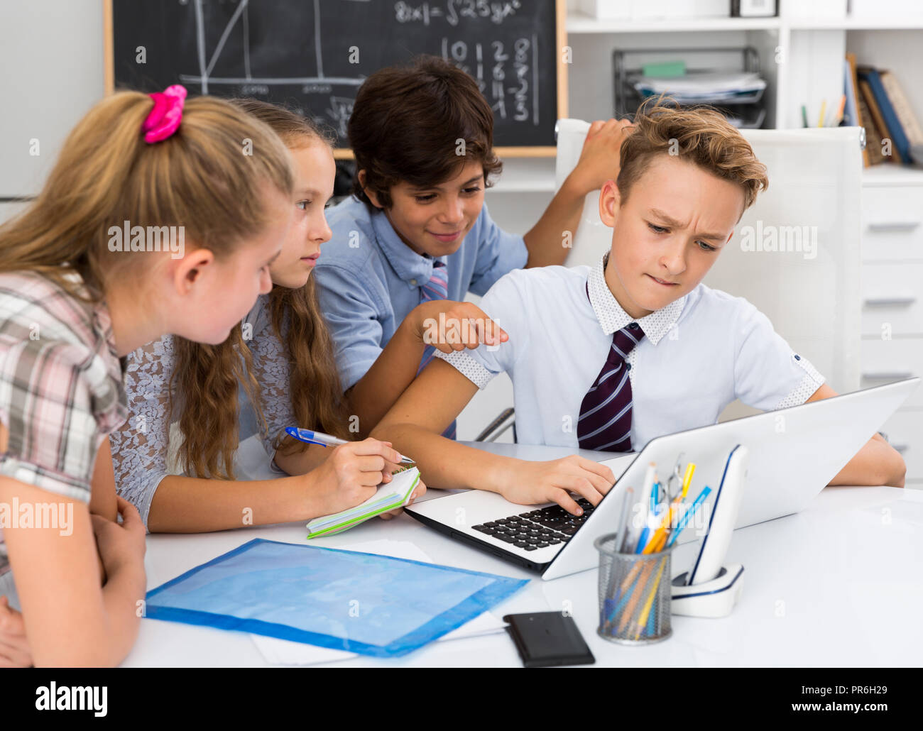 Group teens work together classroom hi-res stock photography and images ...