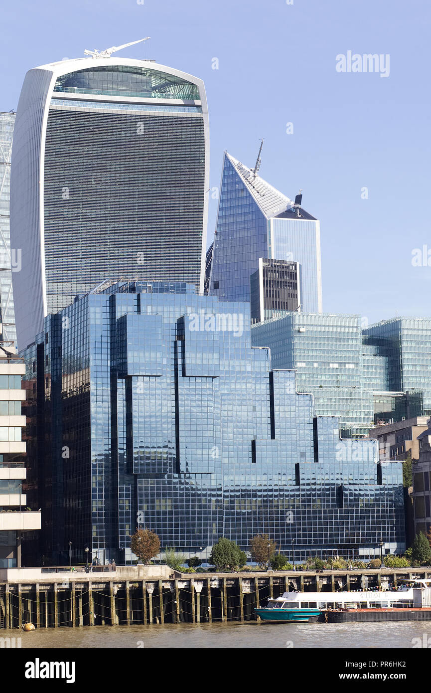 Buildings along the thames hi-res stock photography and images - Alamy