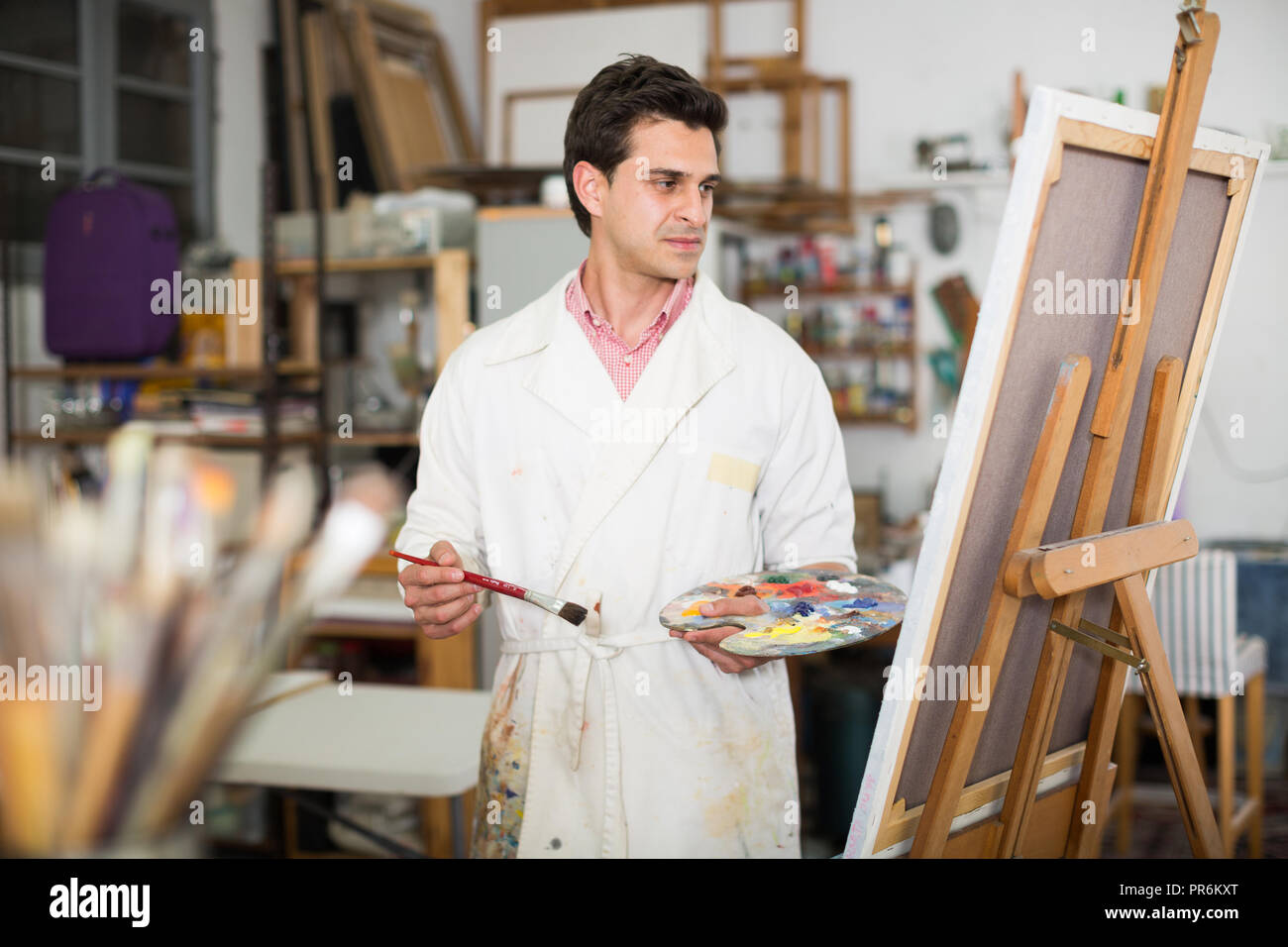 1 hand holding palette hi-res stock photography and images - Alamy