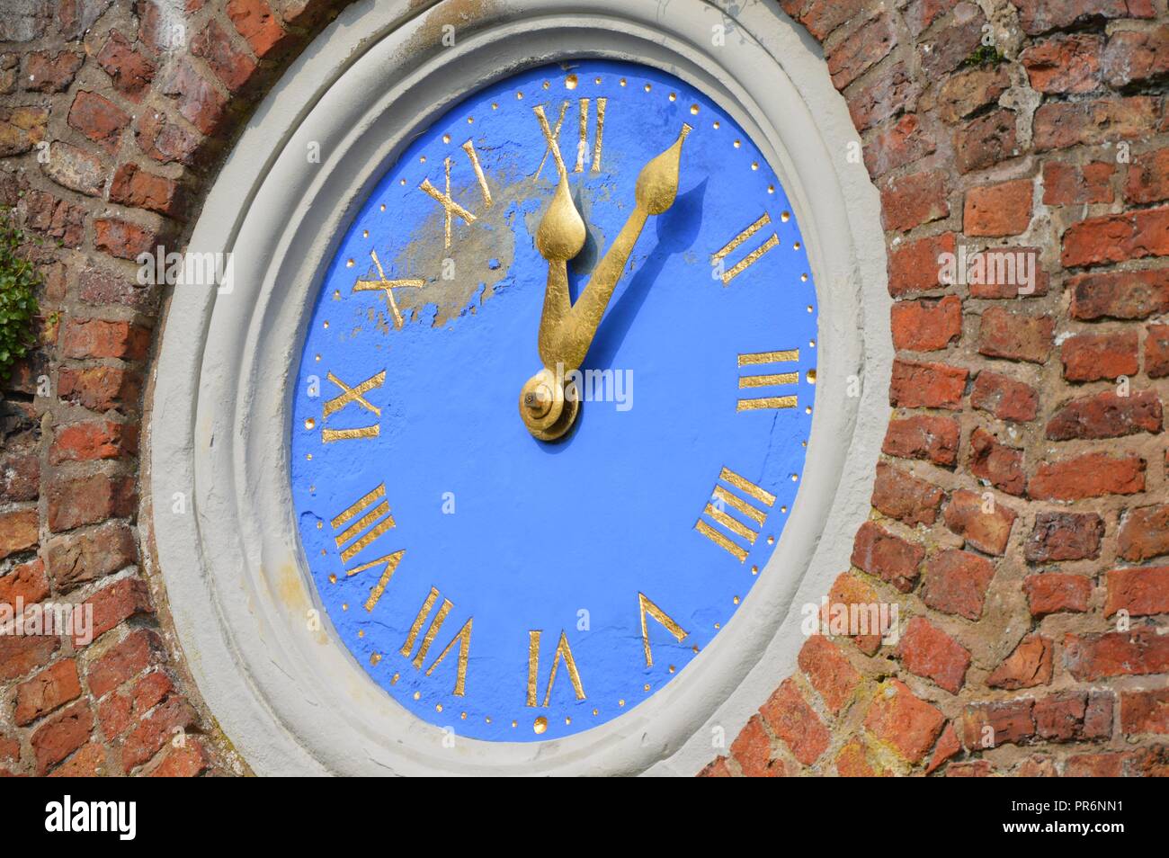 Brick wall with clock hi-res stock photography and images - Alamy