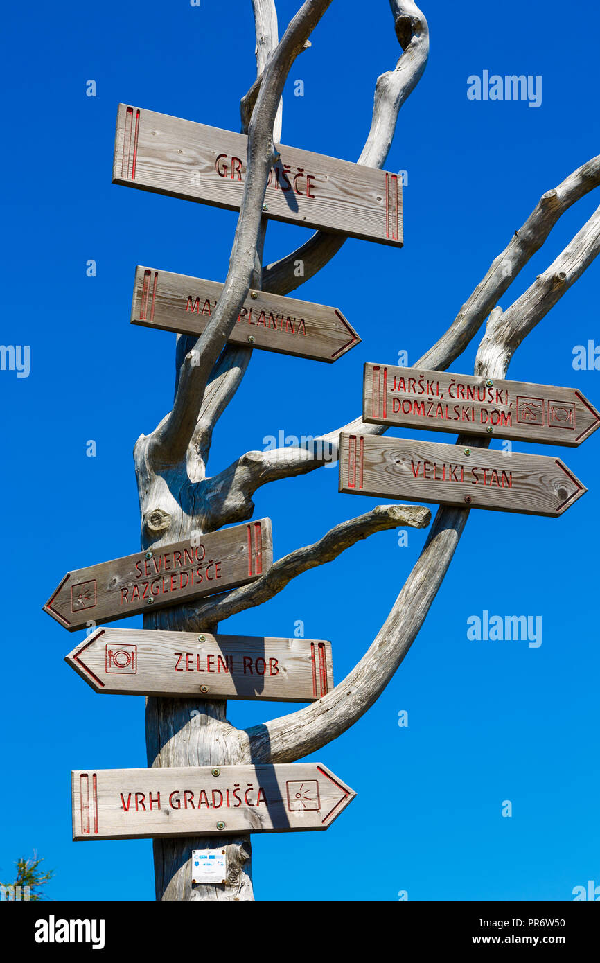 Sign location directions direction hi-res stock photography and images ...