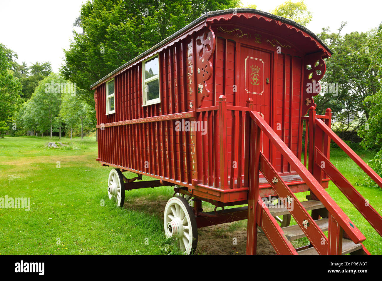 Painted gypsy caravan hi-res stock photography and images - Alamy