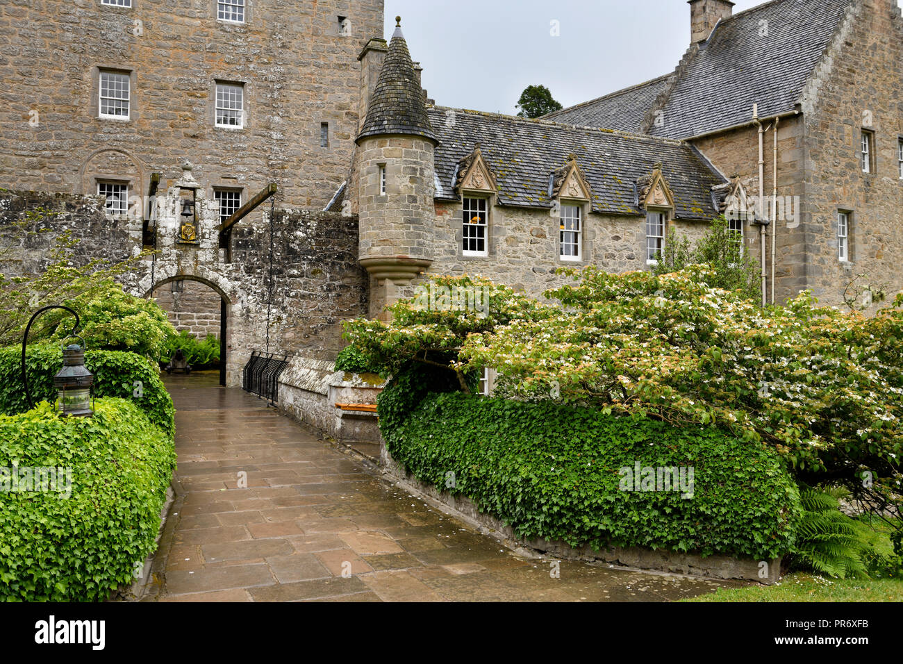 Castle drawbridge hi-res stock photography and images - Alamy