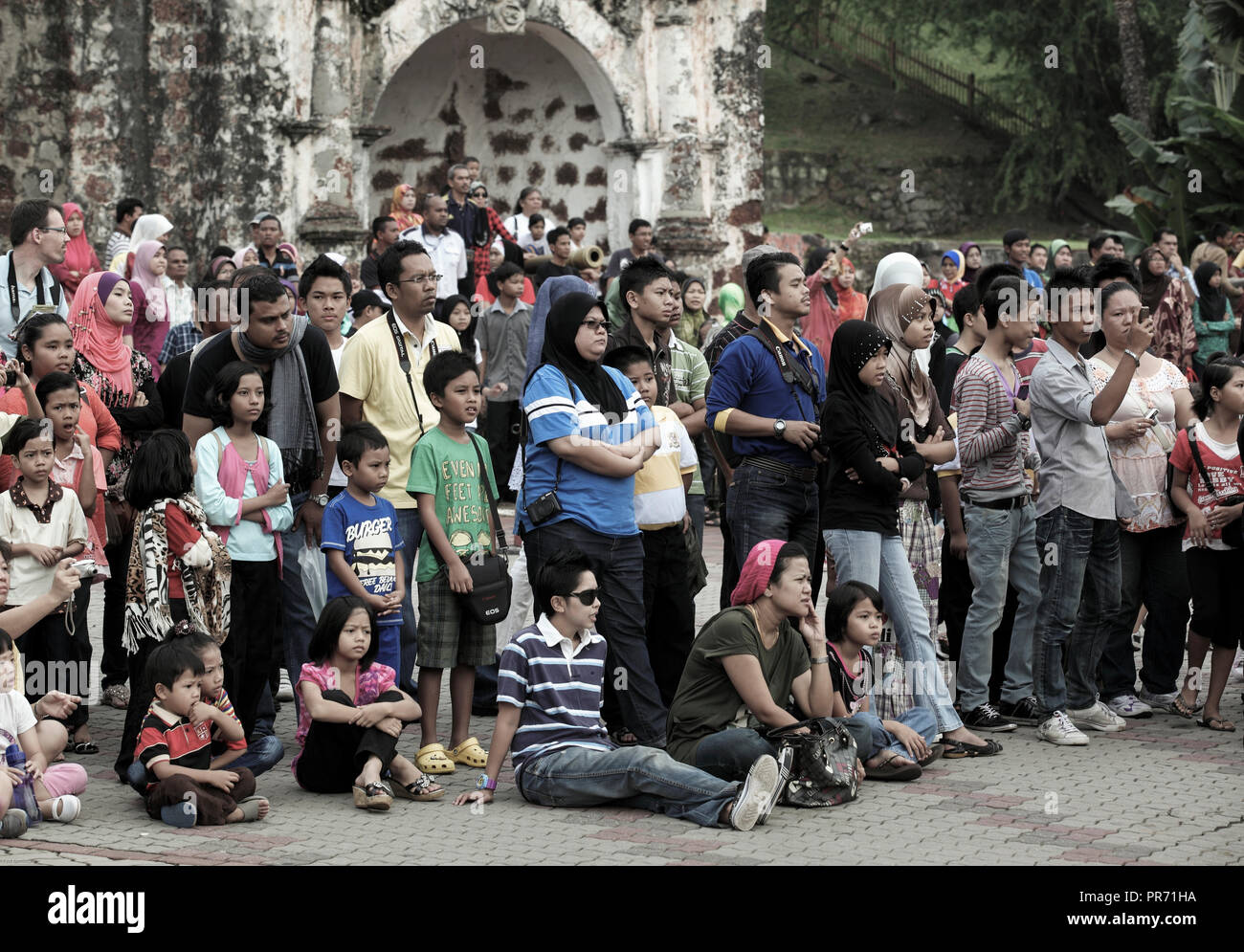 Crowd watching public hi-res stock photography and images - Alamy