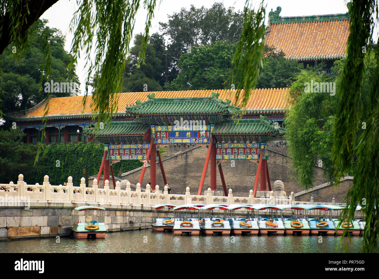 Chinese Gate entrance to White Pagoda, Beihai Park, Beijing, China ...