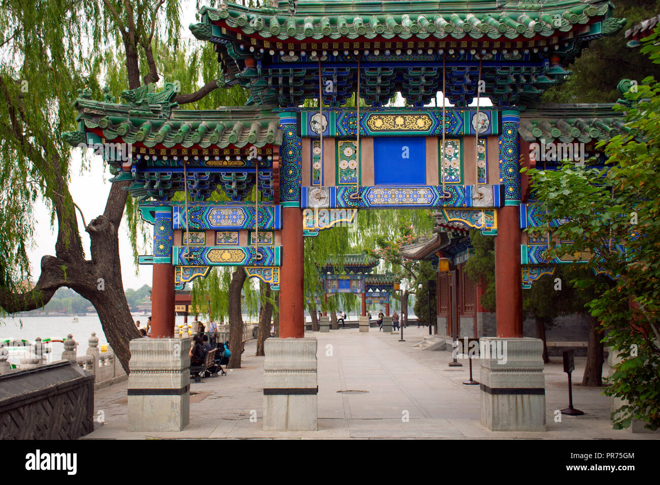 Chinese gates hi-res stock photography and images - Alamy